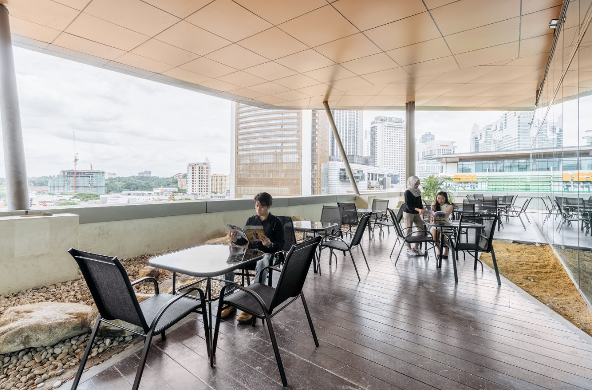 Offering highly flexible workspace solutions for businesses of all ...