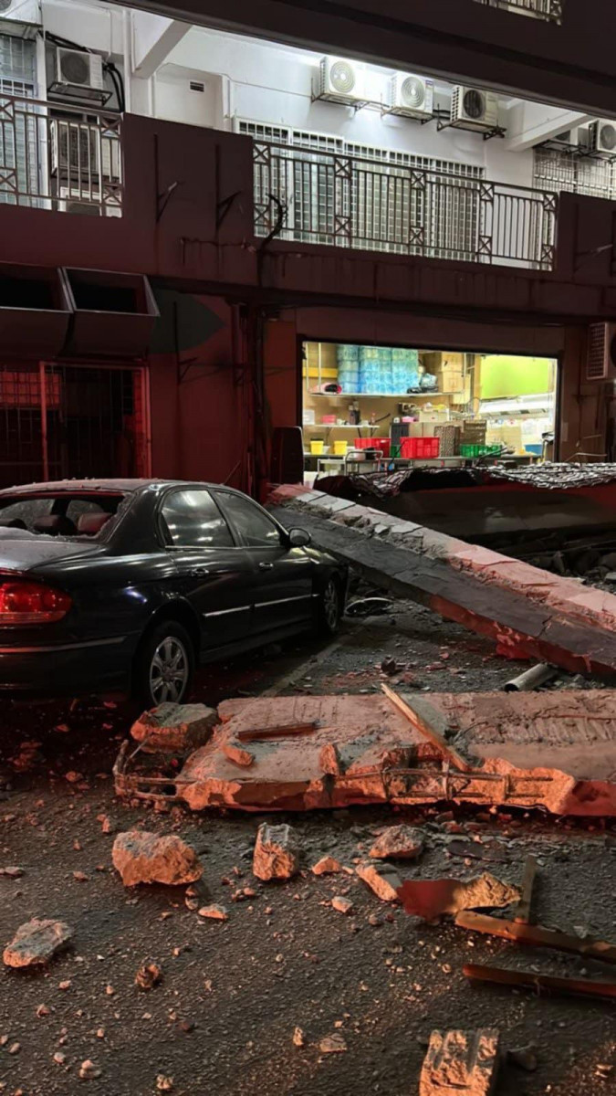Roof structure of five-storey building collapses, several vehicles ...