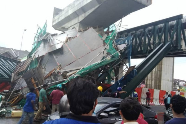 Scaffolding collapses at flyover along MRR2, five trapped in van ...