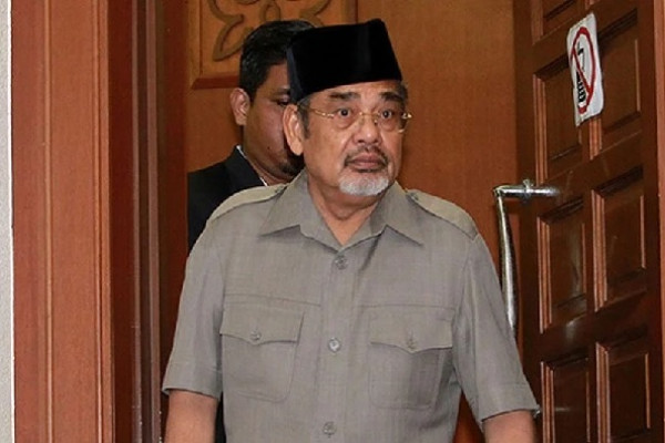 Tajuddin removed as Prasarana chairman after gaffes in handling LRT ...